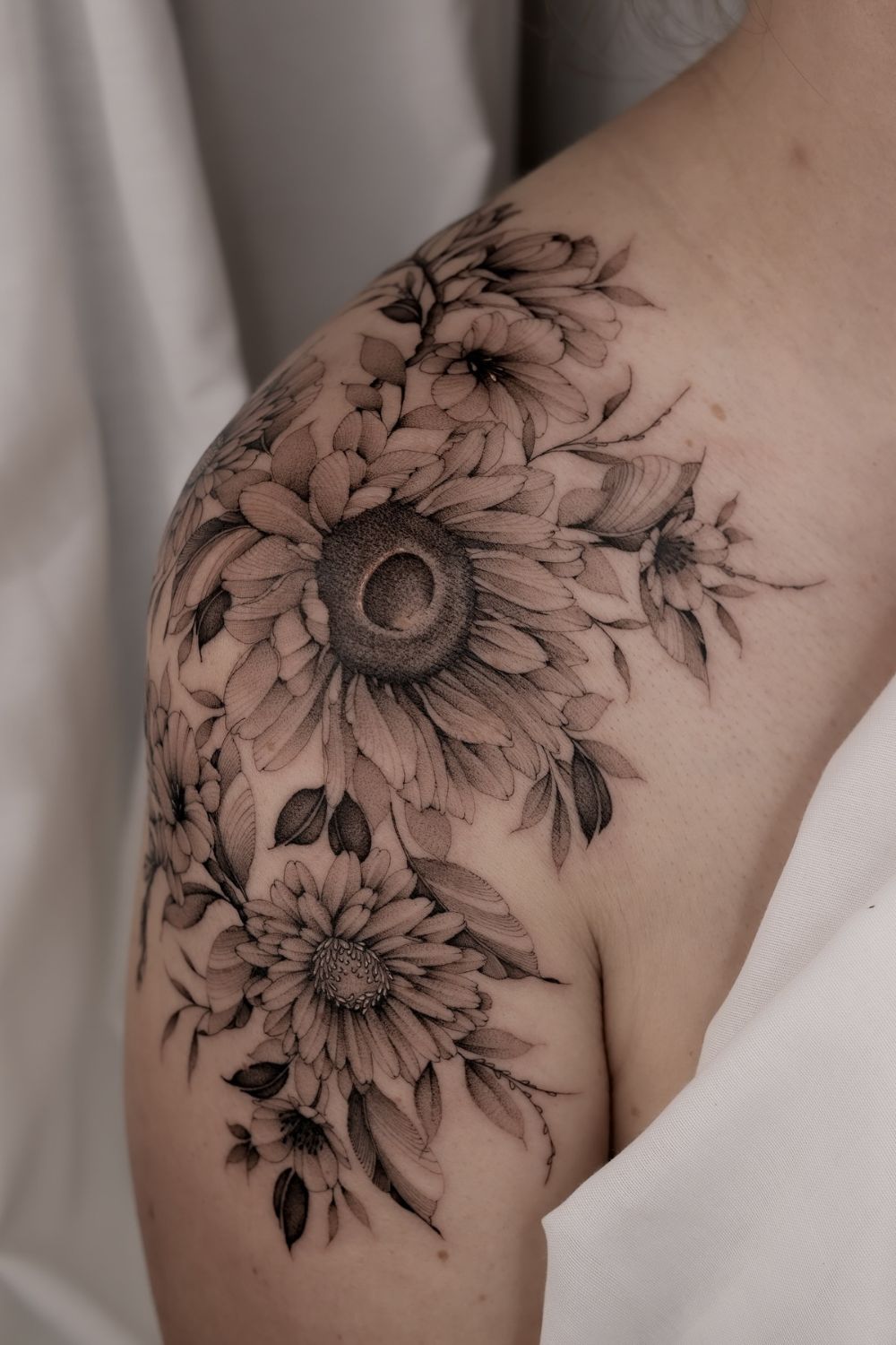 29 Flower Shoulder Tattoo Ideas That Celebrate Your Strength