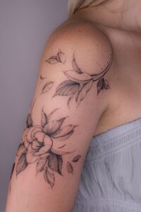 29 Flower Shoulder Tattoo Ideas That Celebrate Your Strength