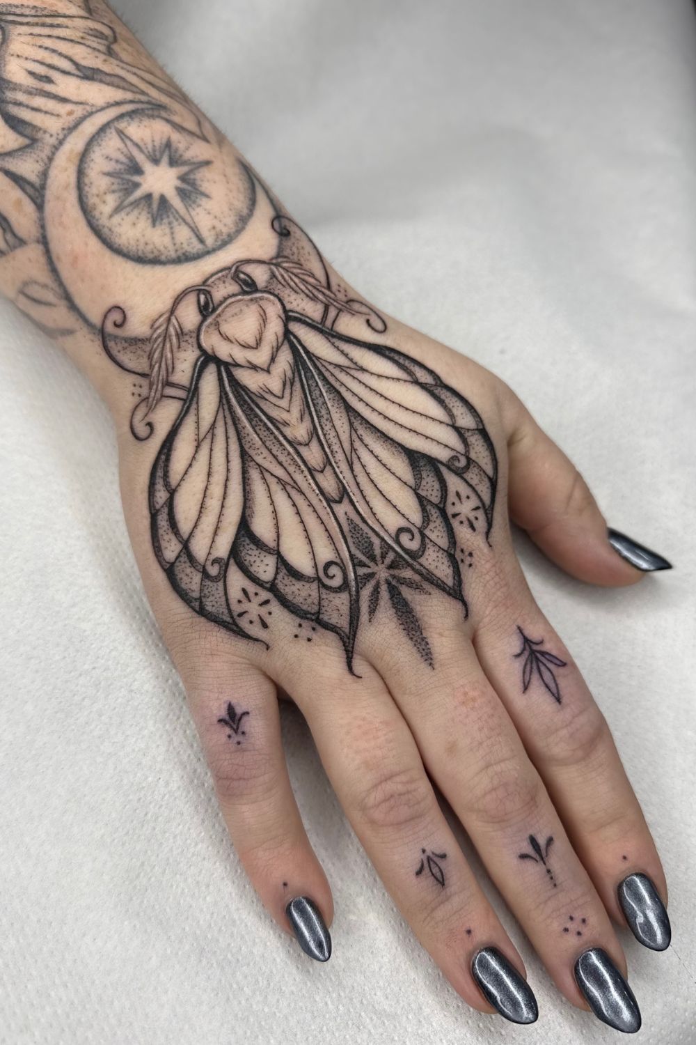 24 Stunning Hand Tattoos For Women