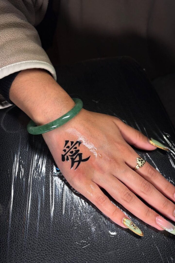 24 Stunning Hand Tattoos For Women