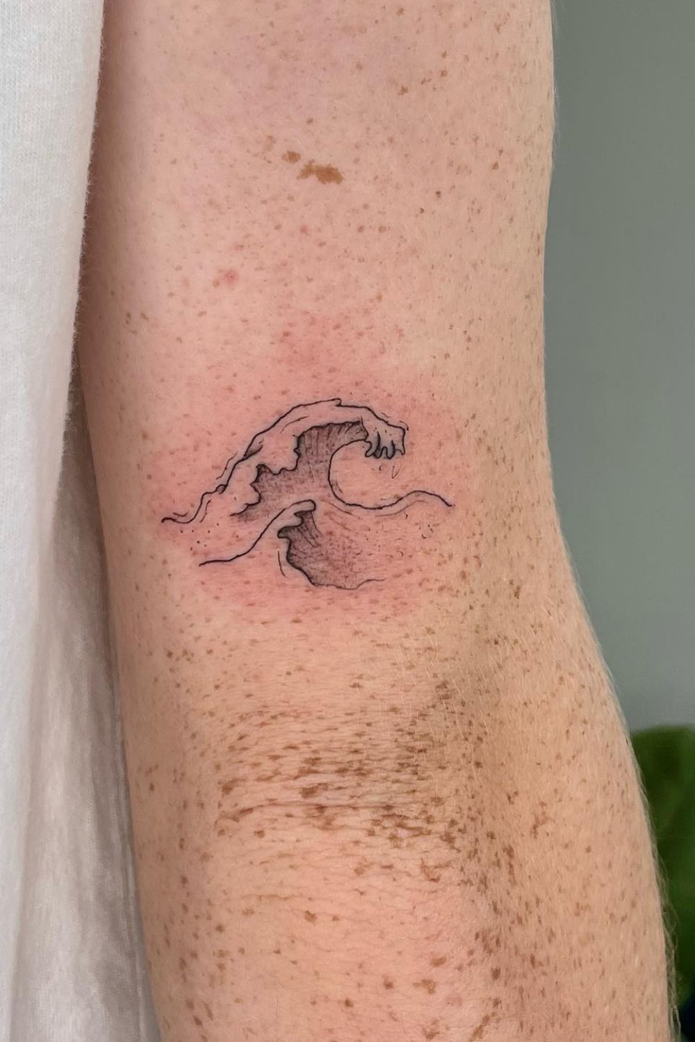 25 Simple Wave Tattoo Ideas