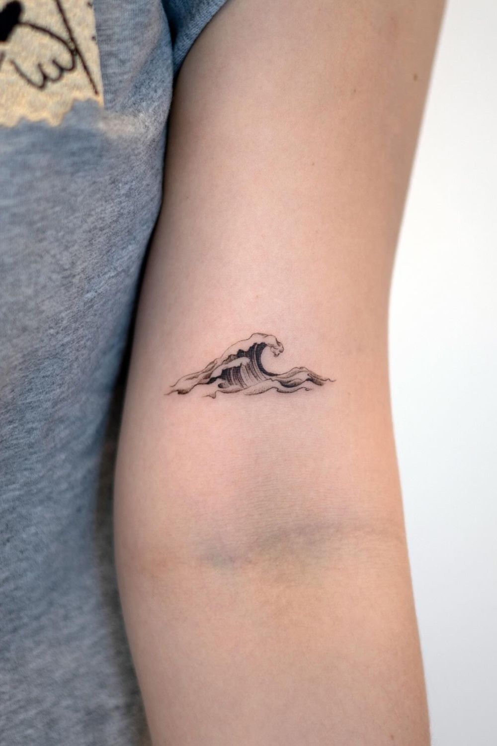 25 Simple Wave Tattoo Ideas