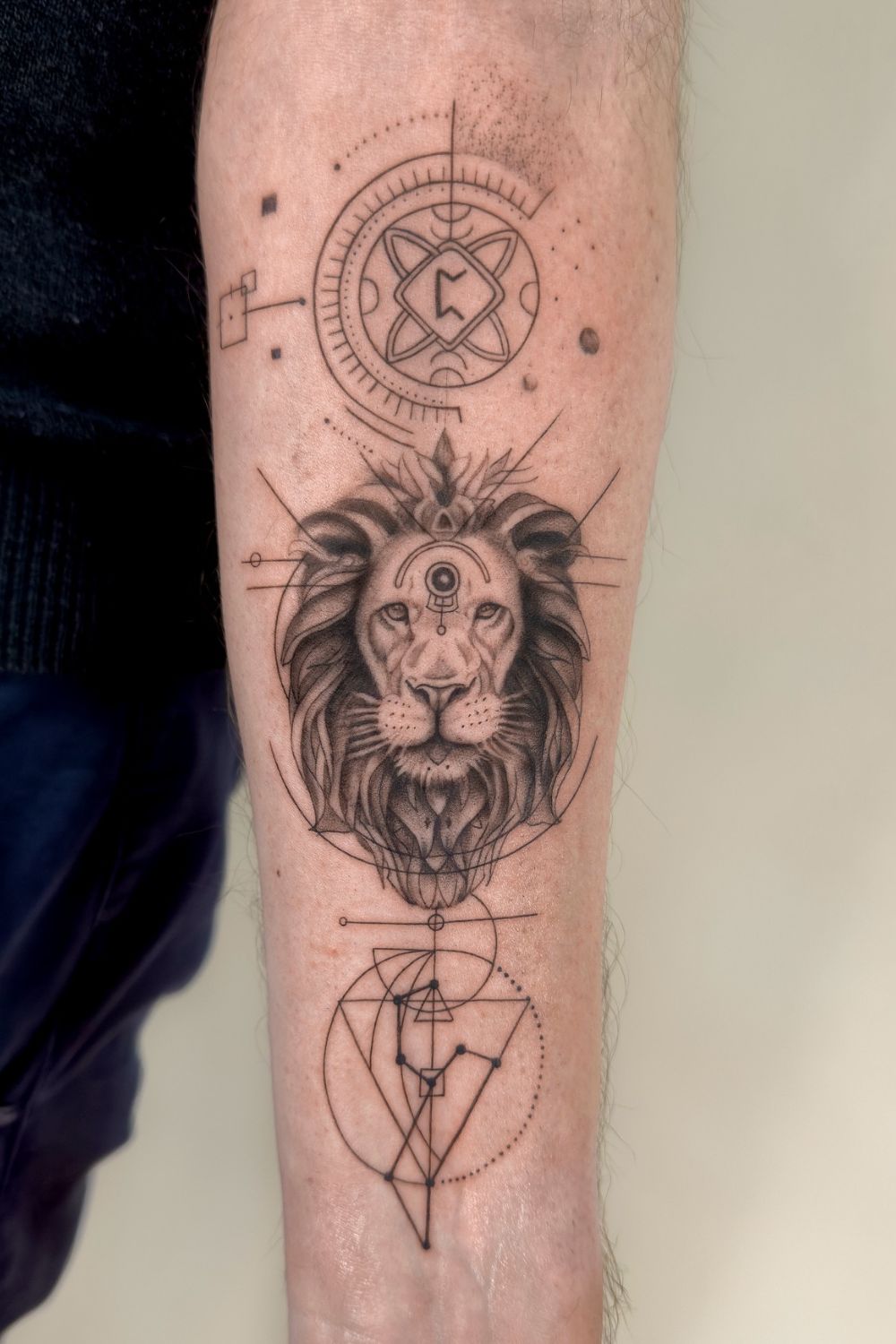 Leo Tattoo Magic: 15 Designs That Celebrate Courage And Pride